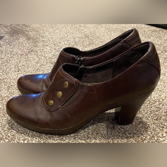 Clarks | Shoes | Clarks Artisan Brown Leather Button Heels 5m Heels ...